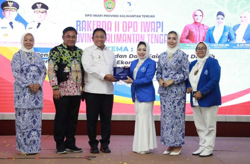 Konten Kalteng: Membaca Buka Rakerda II DPD IWAPI Kalteng, Wagub Edy Pratowo Tegaskan Pentingnya ...